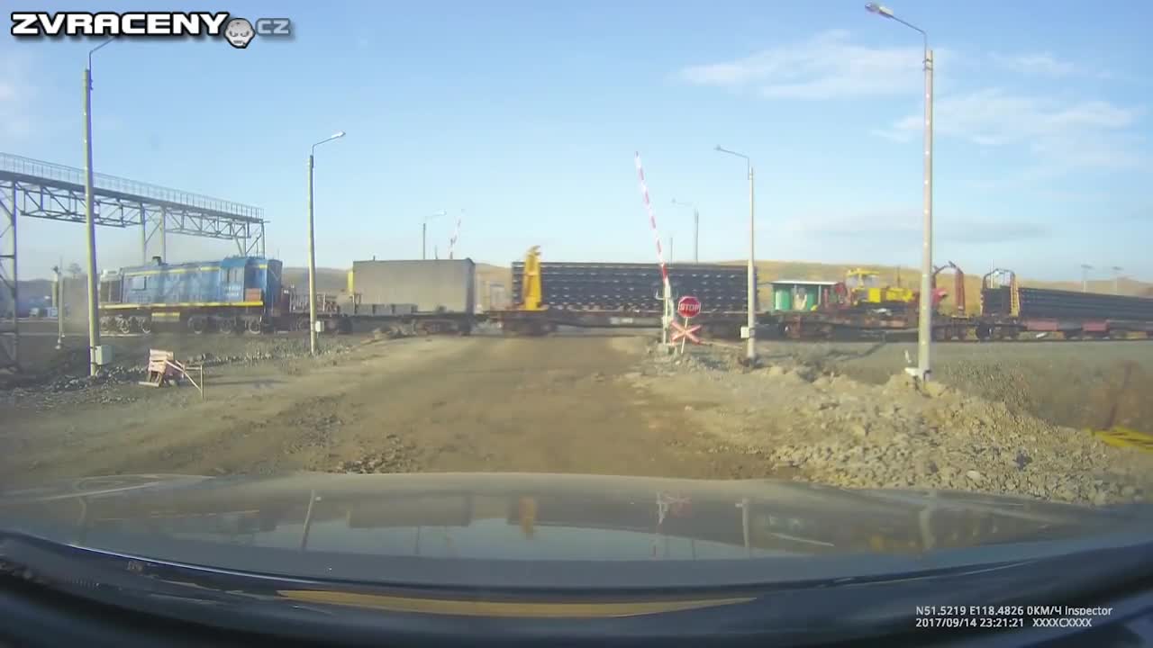 Zvrácený.cz - Vlak narazil do náklaďáku