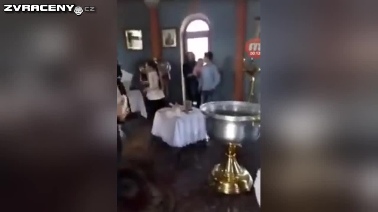 Zvrácený.cz - Křest dítěte