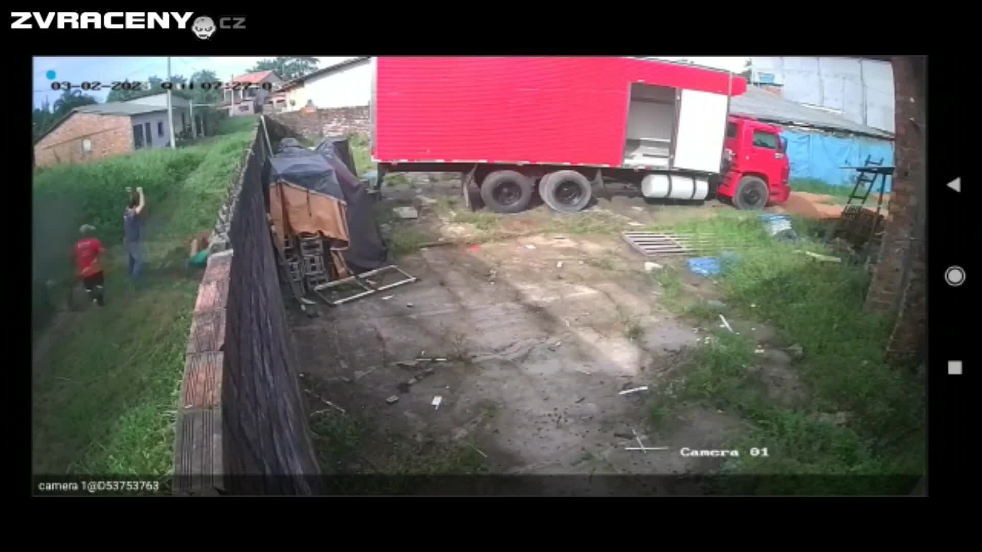 Zvrácený.cz - Pitbul napadne čúzu