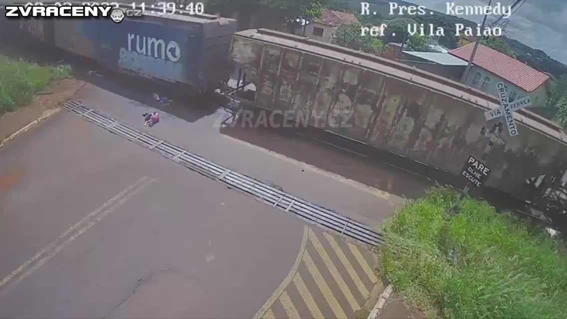 Zvrácený.cz - Školní autobus na přejezdu trefí vlak