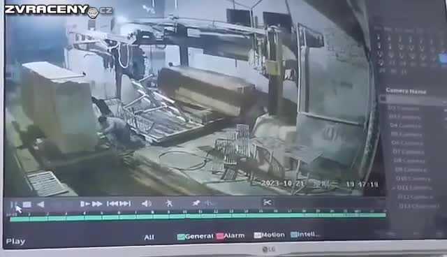 Zvrácený.cz - Rozdrcený velkým kamenem