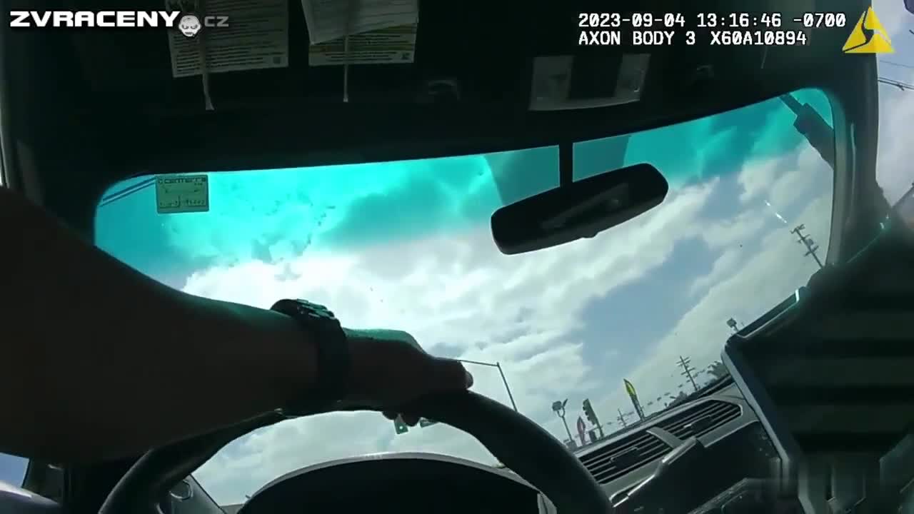 Zvrácený.cz - Střelba skrze policejní vůz