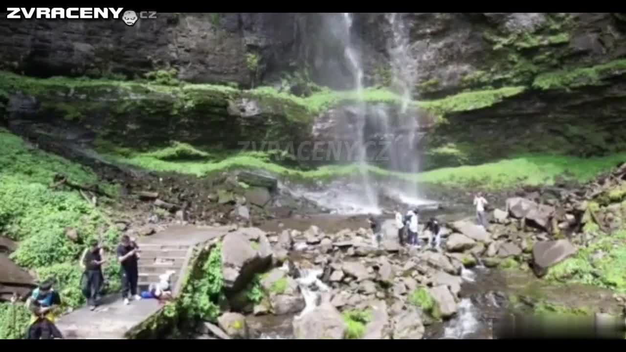 Zvrácený.cz - Usmrcená padajícím kamenem