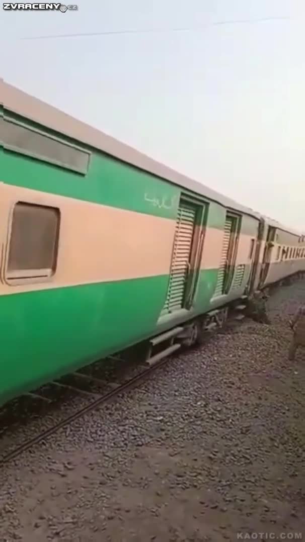 Zvrácený.cz - Spadne pod vlak